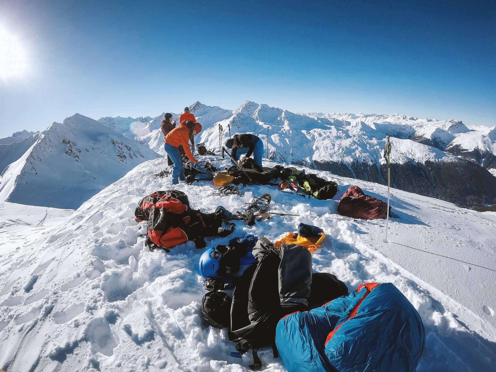 Đi bộ trên tuyết và bay trên sông băng ở Davos