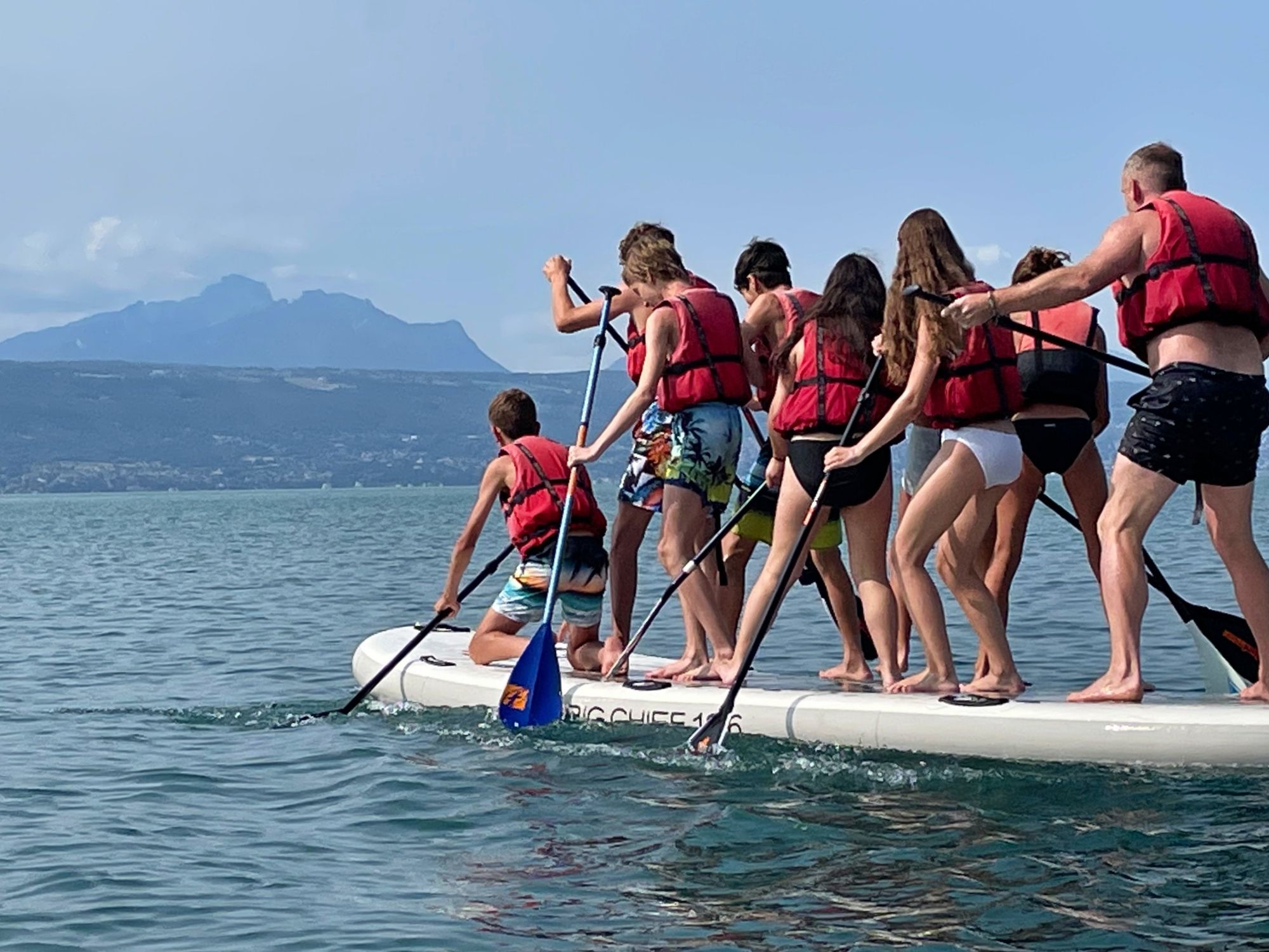 Închiriere SUP mare pe Lacul Geneva pentru grupuri