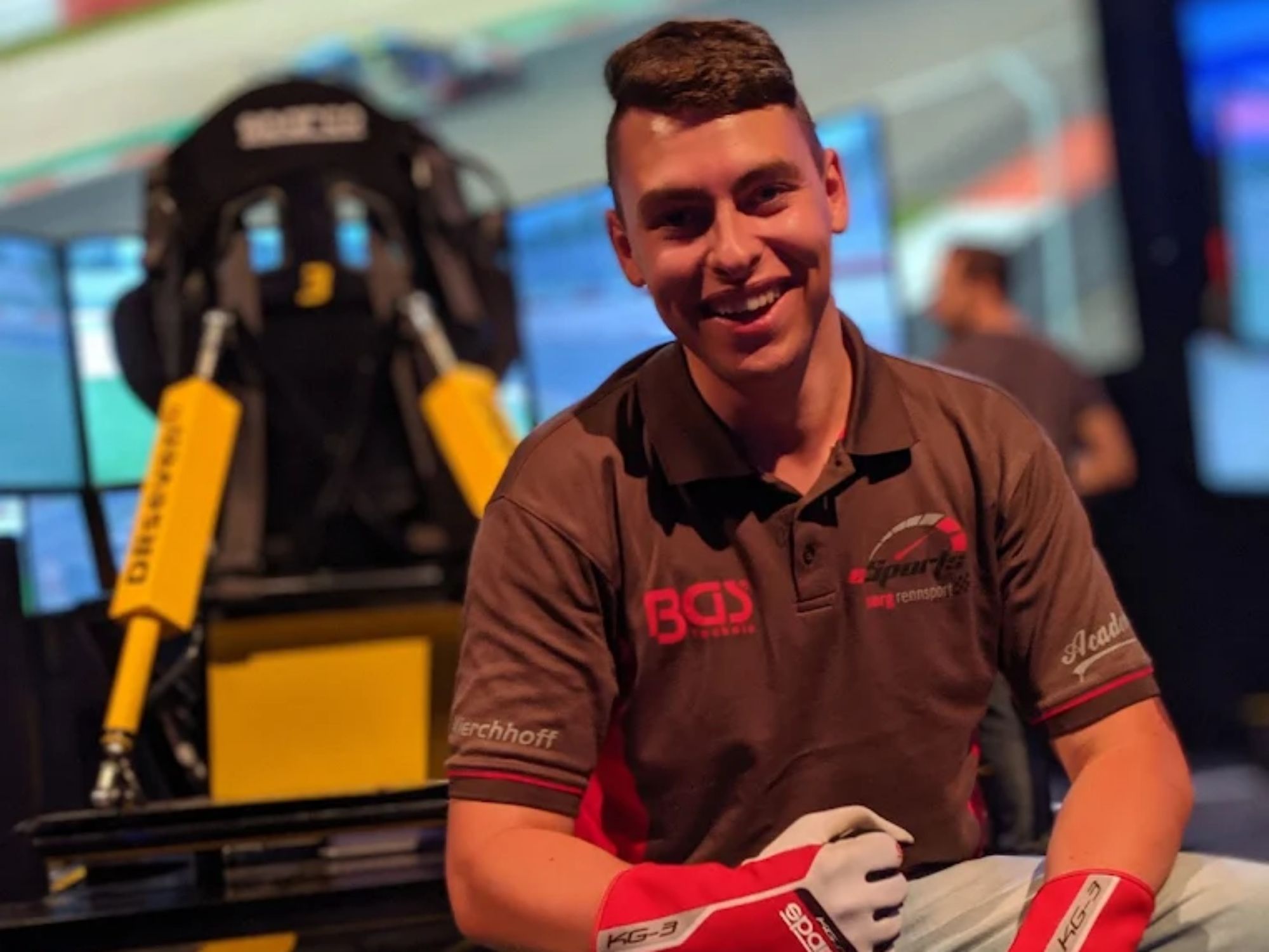 "Sim Racing" perjalanan virtual dan lounge di Roche