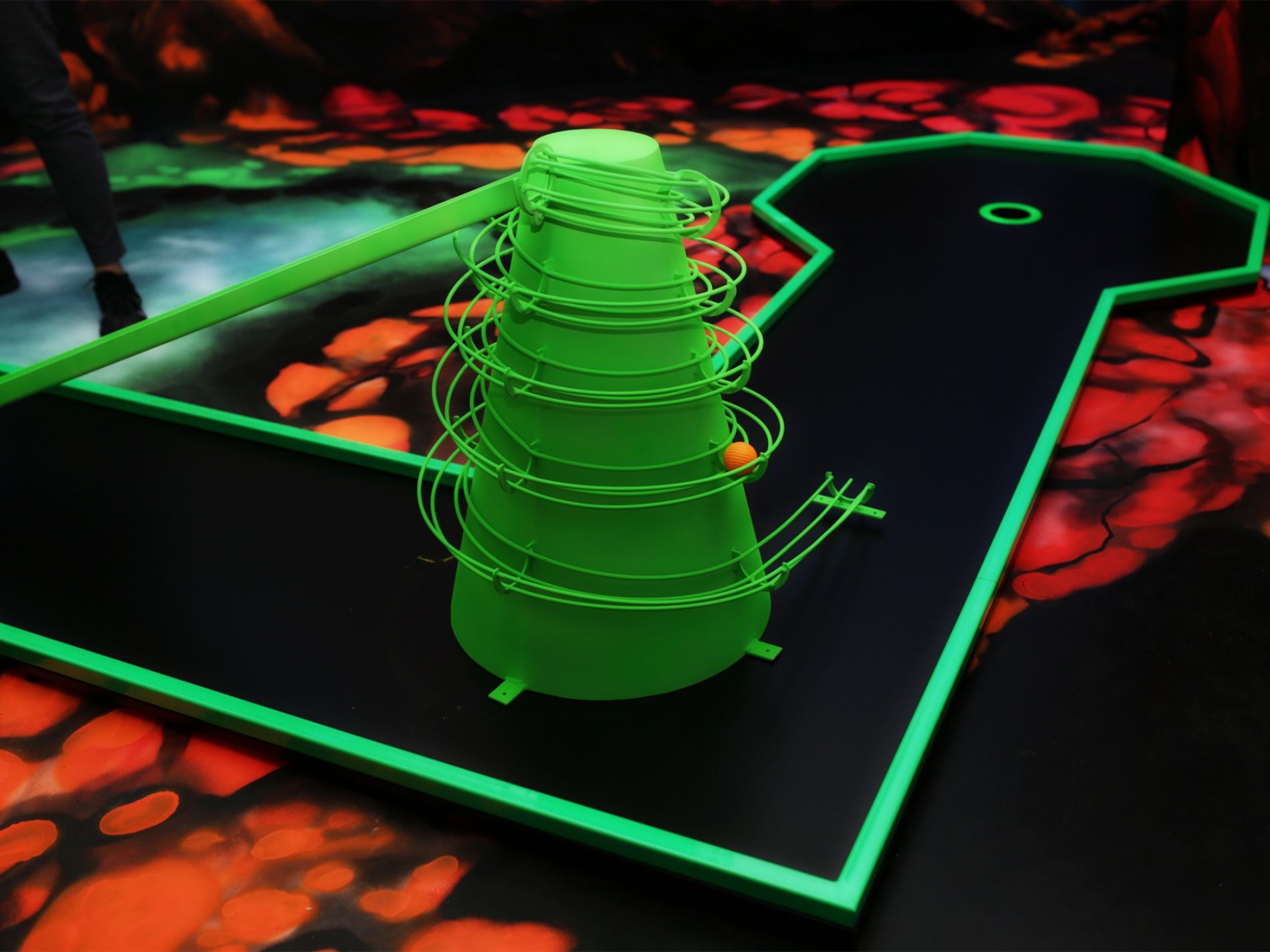 “Galaxy Golf” Schwarzlicht Minigolf beim Flughafen Zürich