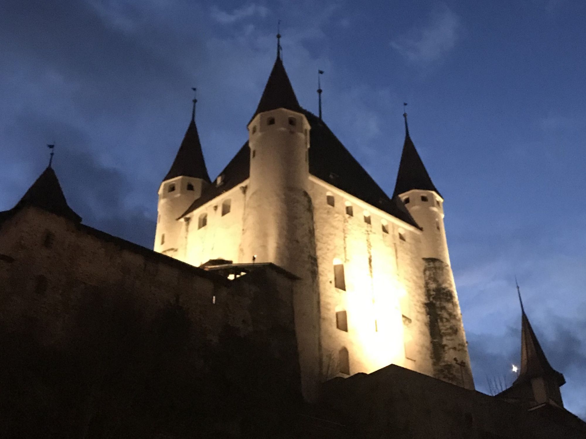 "Cưỡi ngựa cao sang nhưng vẫn phá sản" Tham quan Lâu đài Thun dành cho nhóm