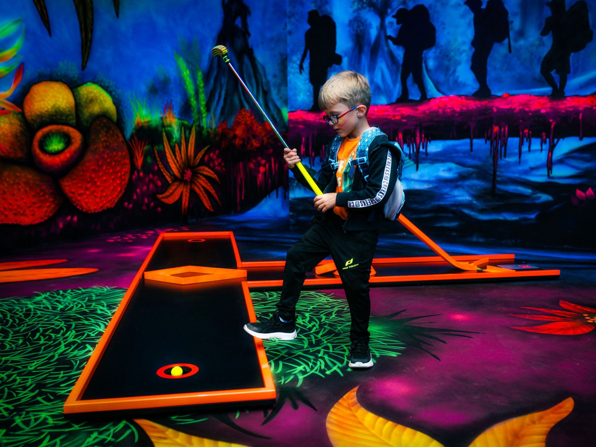 “Galaxy Golf” Schwarzlicht Minigolf beim Flughafen Zürich