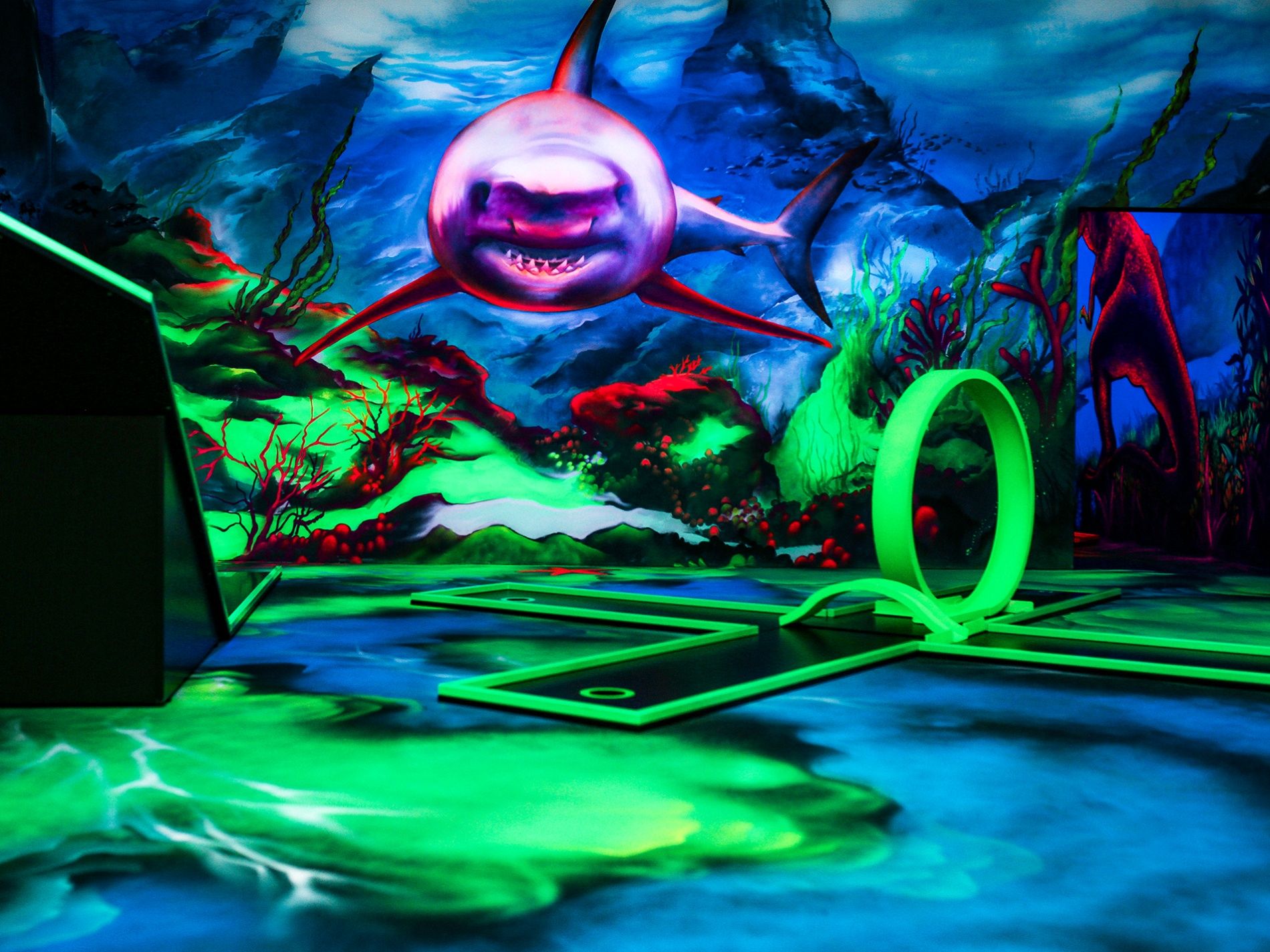 “Galaxy Golf” Schwarzlicht Minigolf beim Flughafen Zürich