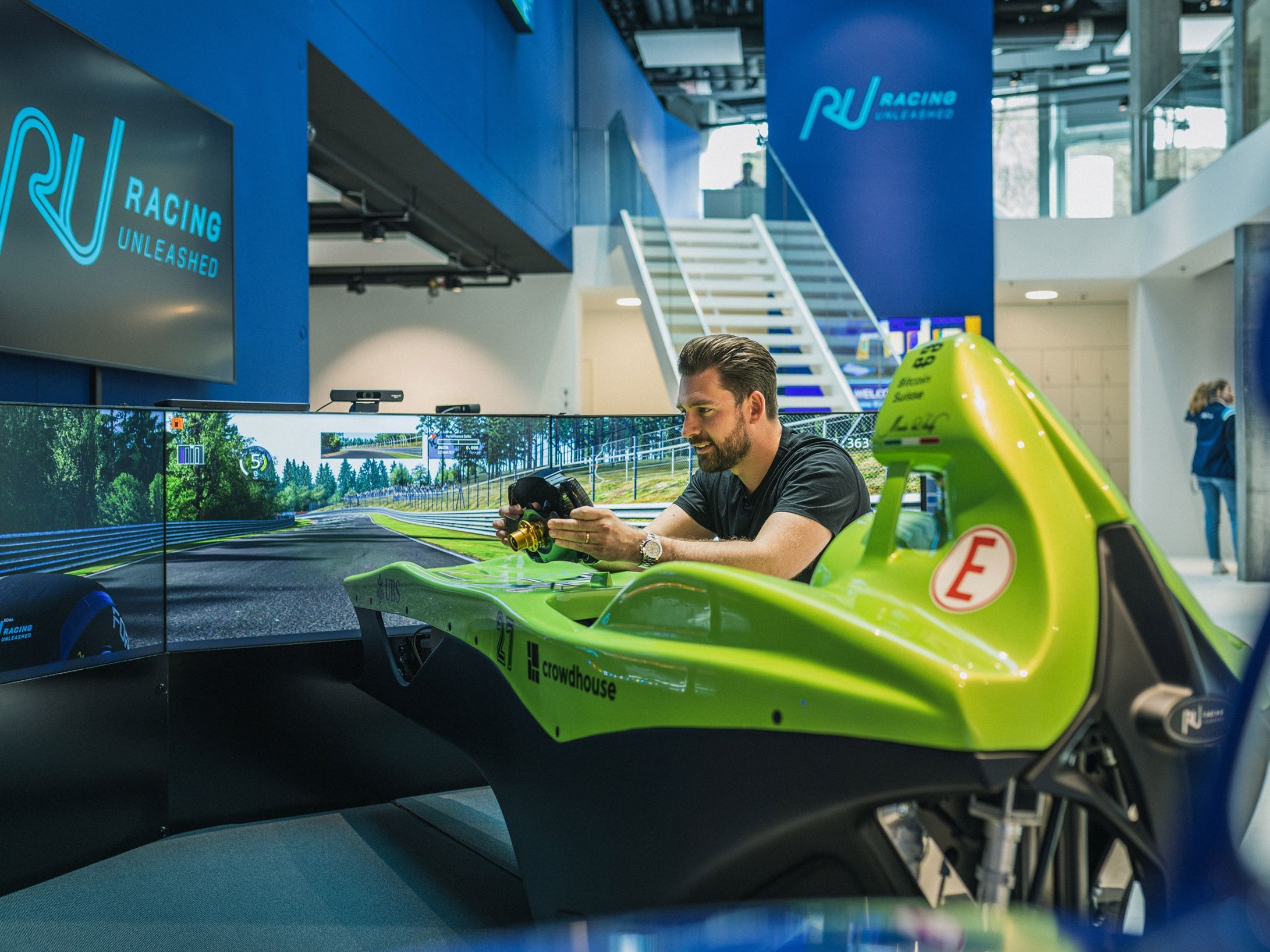 Racing Unleashed - Fahrt im Rennsimulator am Flughafen Zürich