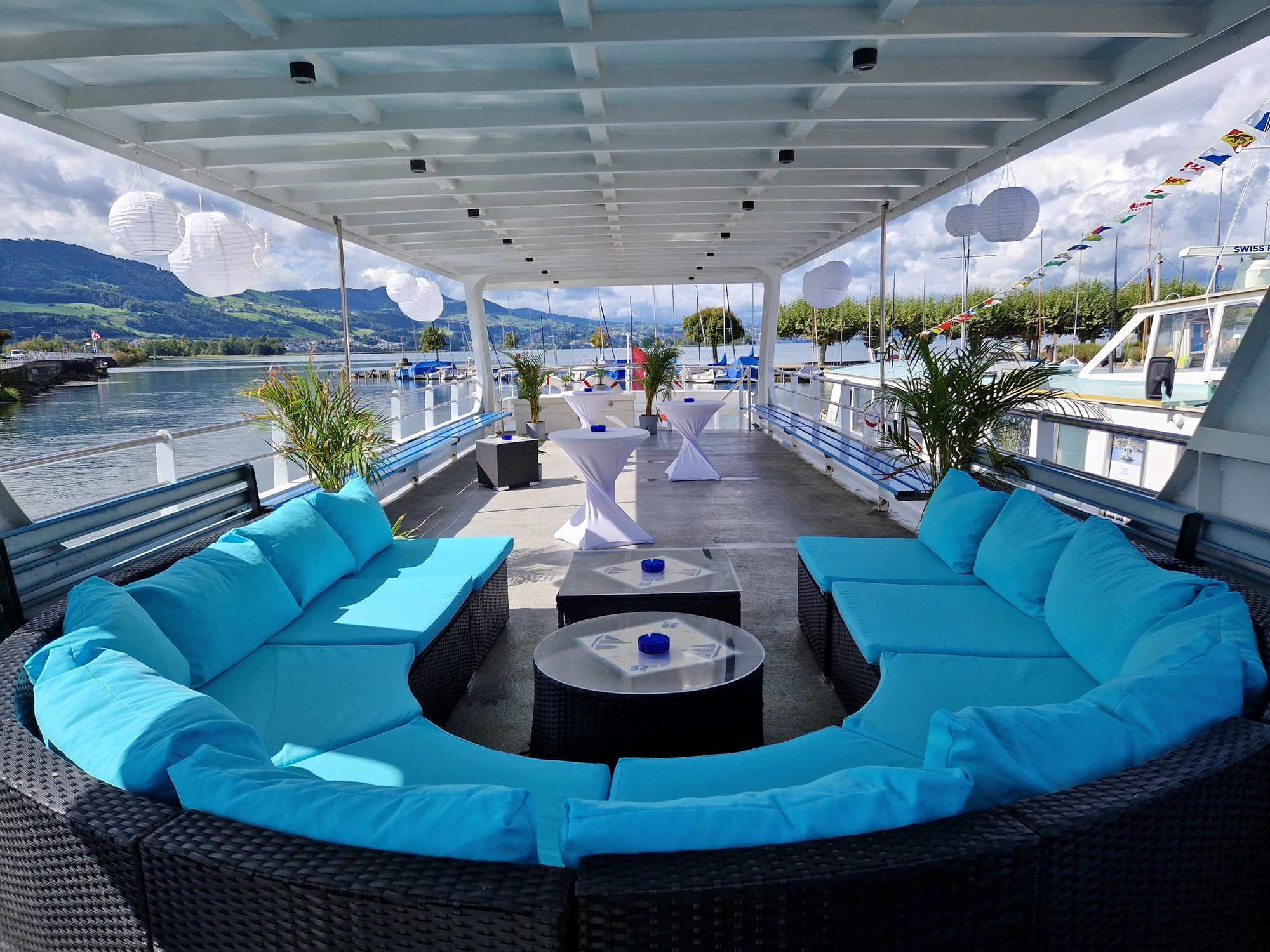 Sushi & Momo Bot di Tasik Zurich dari Rapperswil