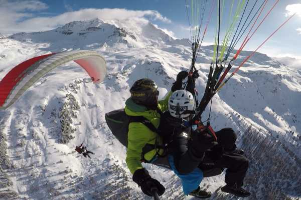 Gleitschirmfliegen im Winter ab St. Moritz