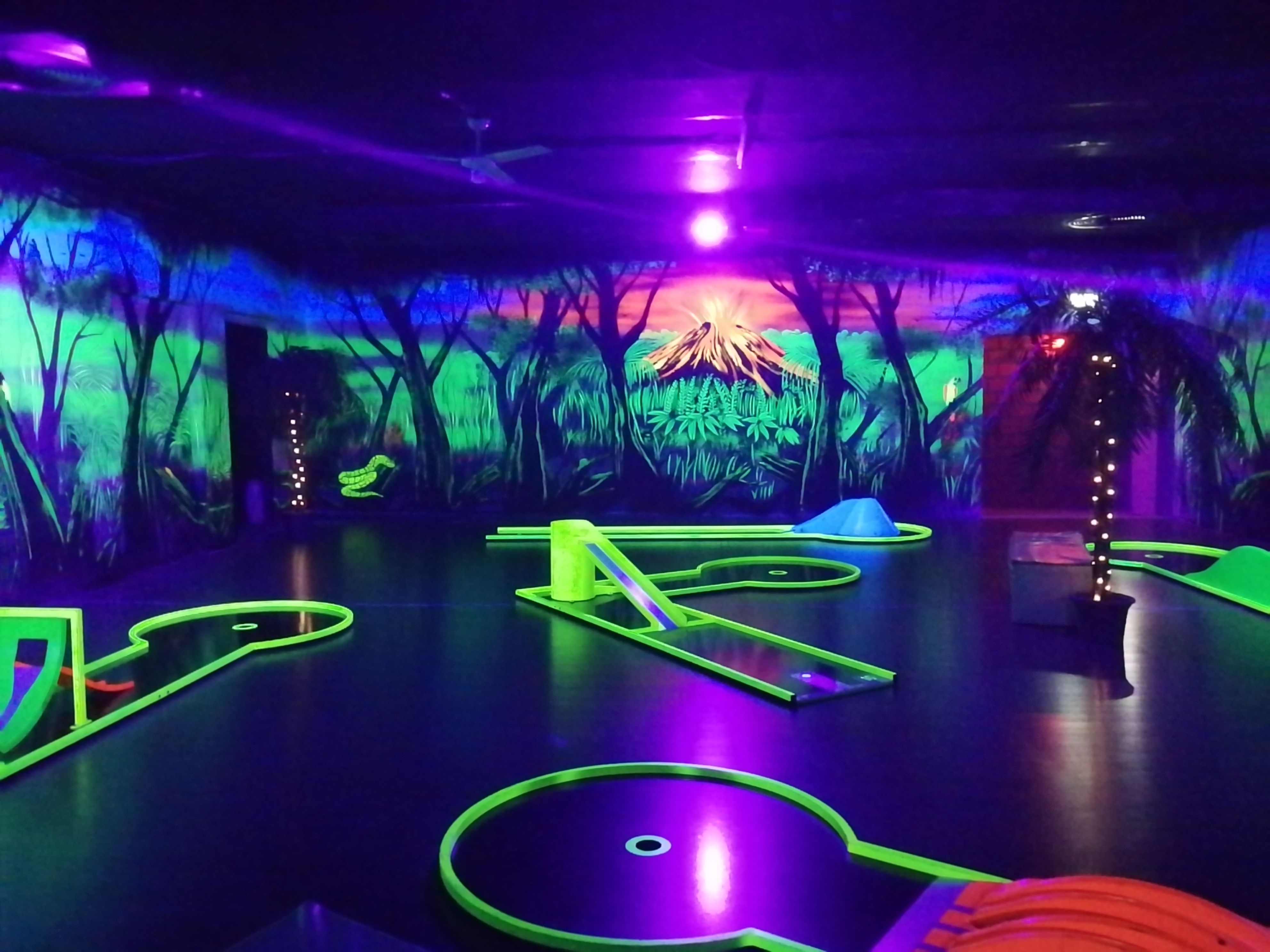 Schwarzlicht Minigolf in Füllinsdorf