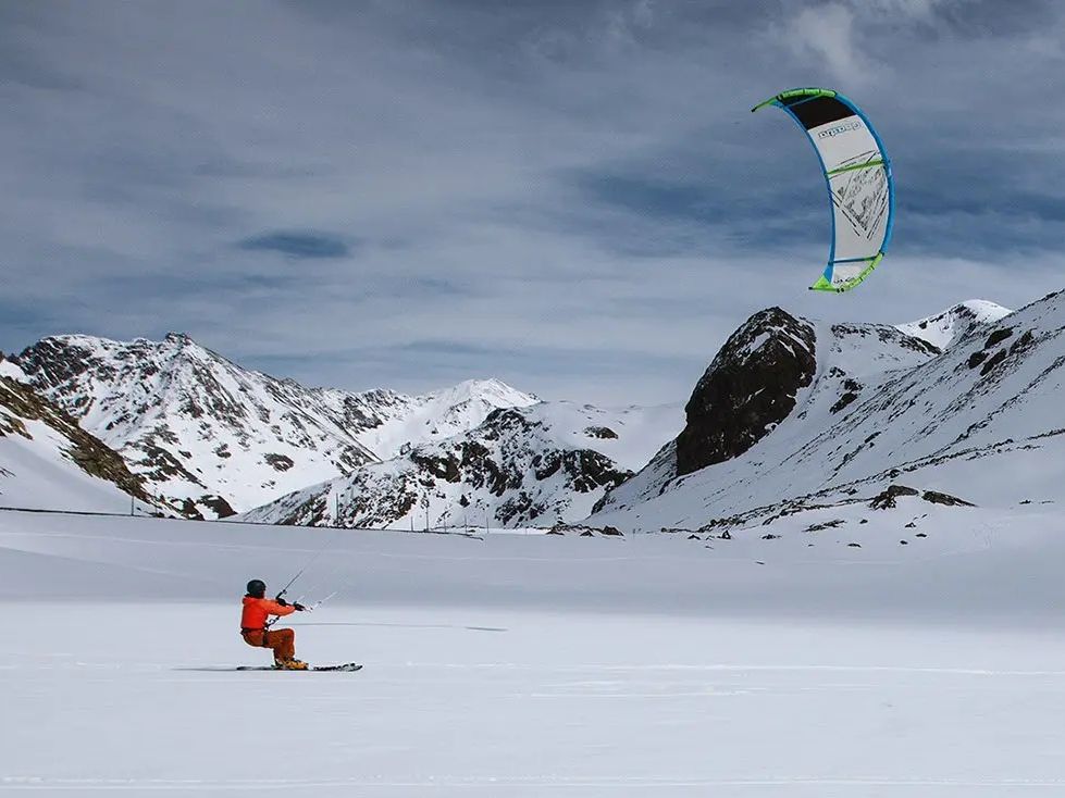 Snowkiten 2022: Die besten Snowkiten Angebote in der Schweiz